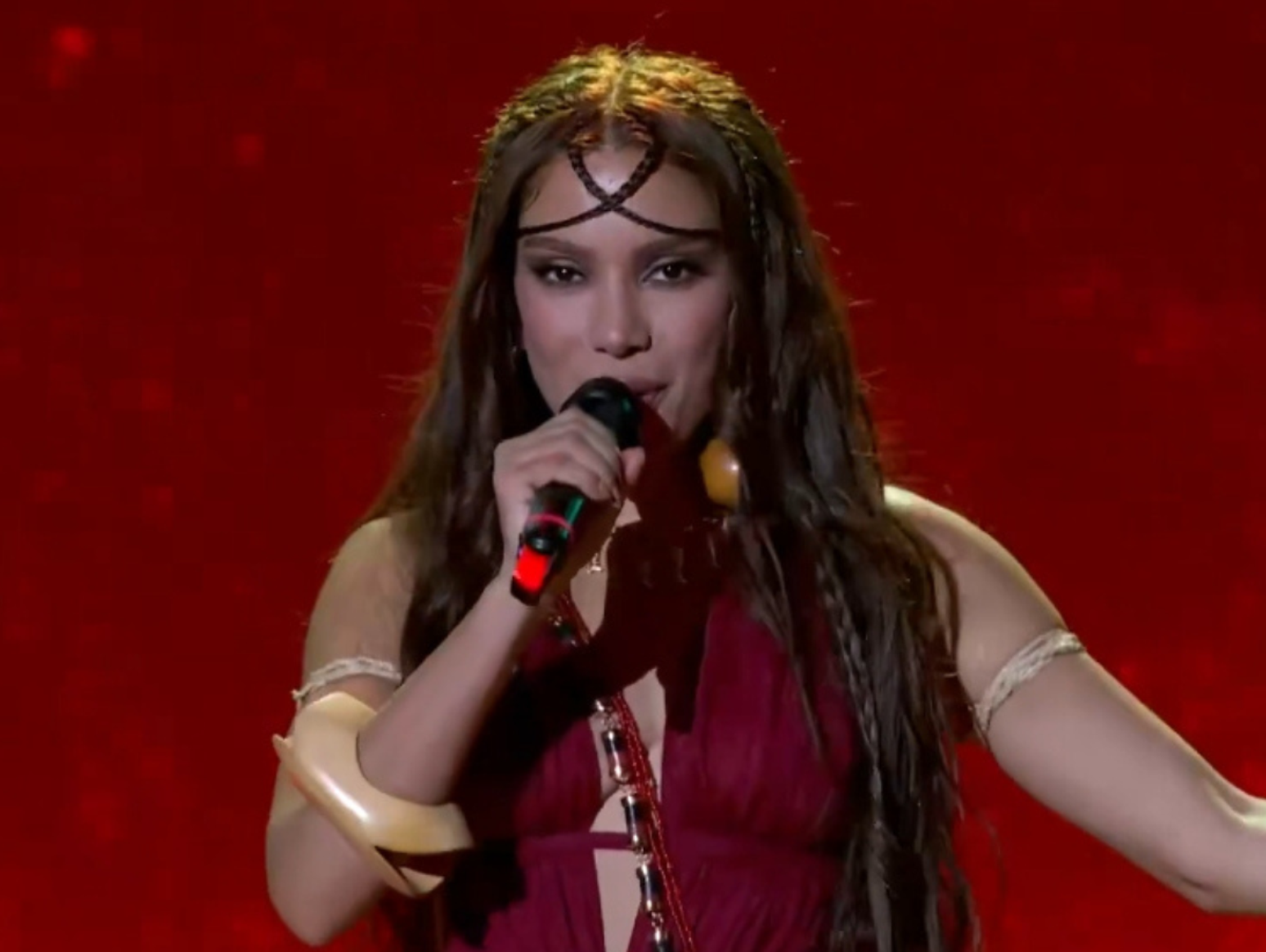 Anitta faz primeira performance ao vivo de "Meia-Noite"; assista