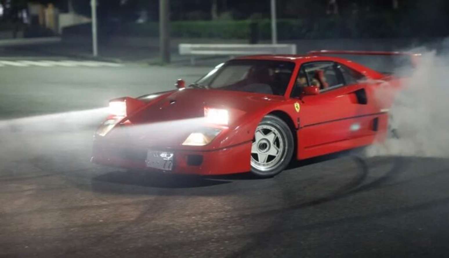 Ao volante de uma Ferrari F40, Hamilton faz manobras com Kardashian