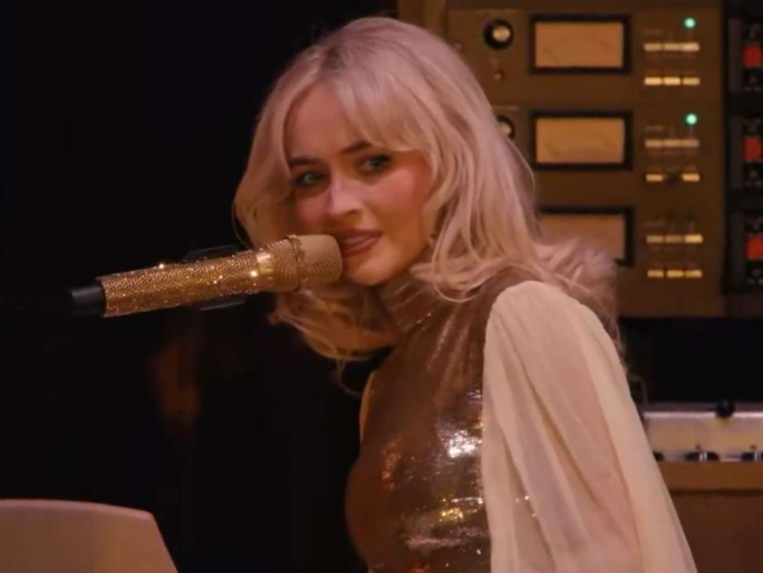 Sabrina Carpenter se pronuncia após ser acusada de xenofobia em ...