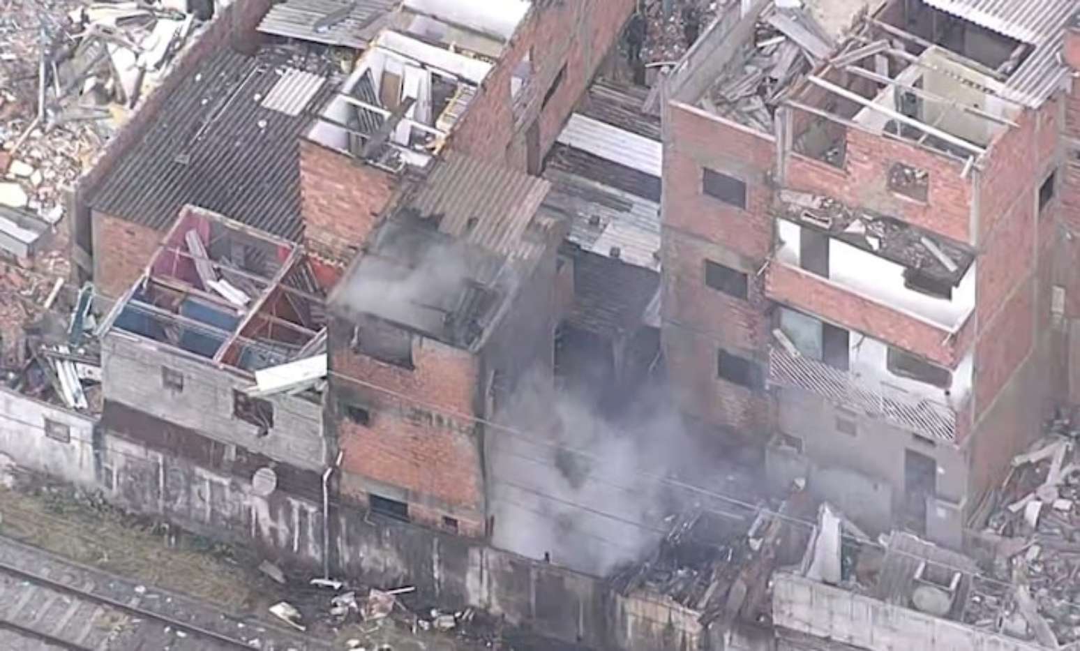 Incêndio atinge imóveis na Favela do Moinho, no centro de SP