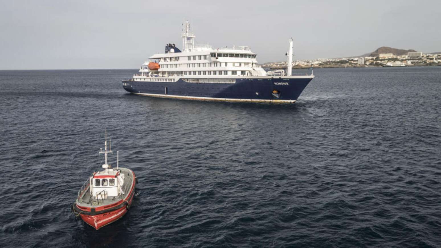 Hantavírus: após surto, navio MV Hondius chega ao porto de Roterdã