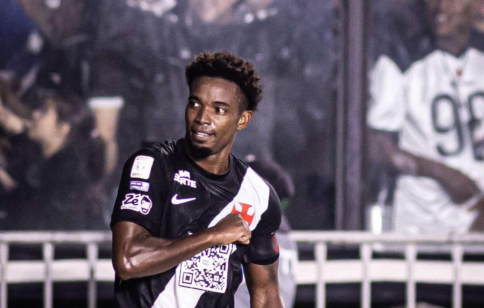 Vasco vence Athletico-PR e se afasta do Z4