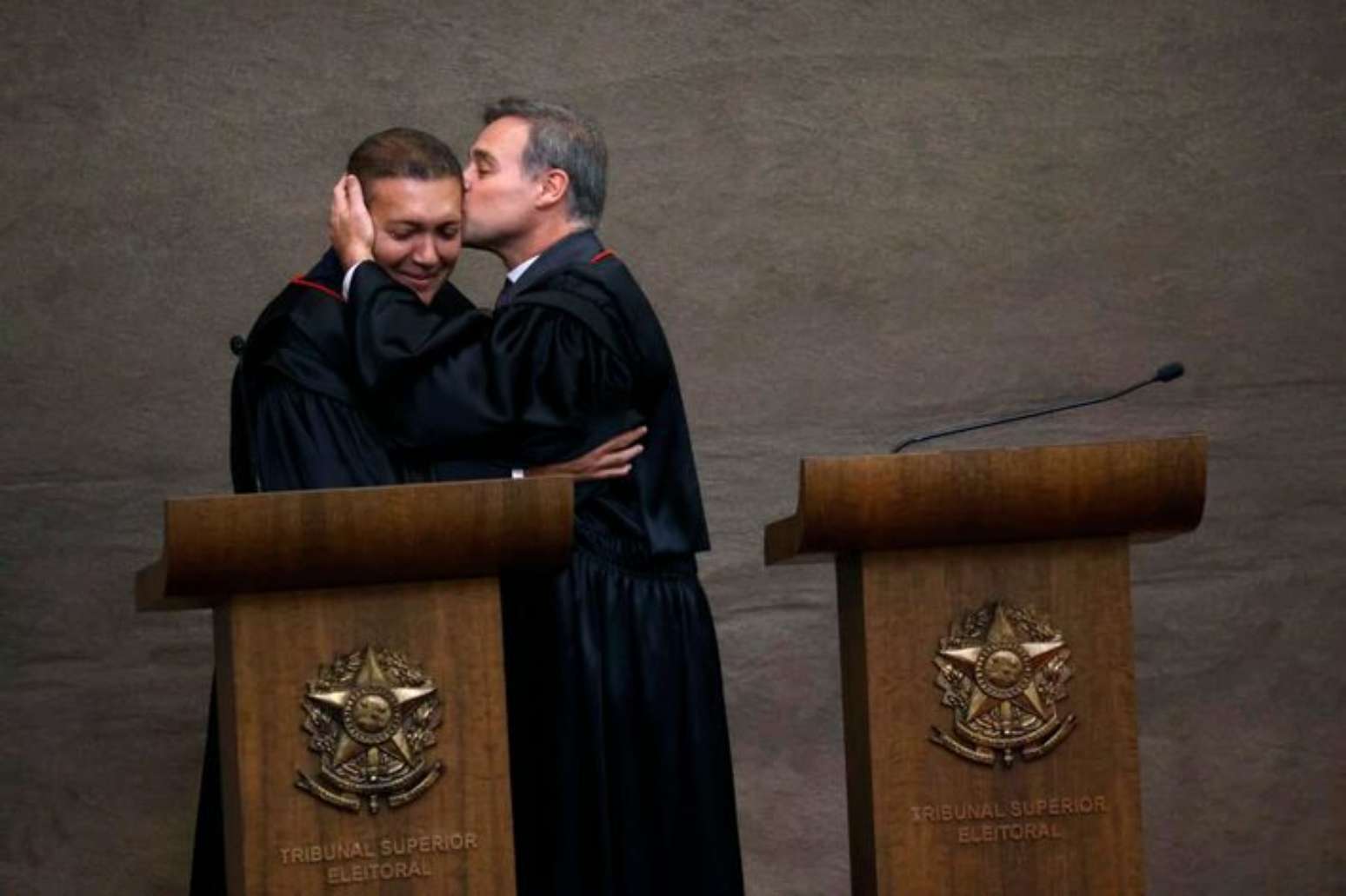 Nunes Marques e André Mendonça assumem comando do TSE com Lula e Flávio ...