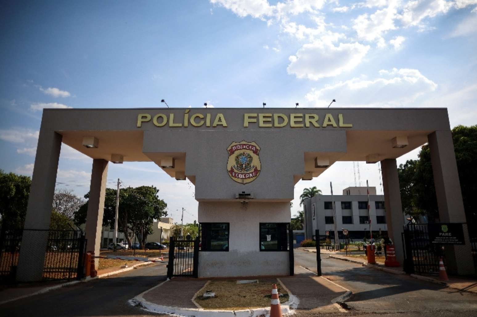 PF cumpre mandados de busca contra ex-governador do RJ Cláudio Castro e ...