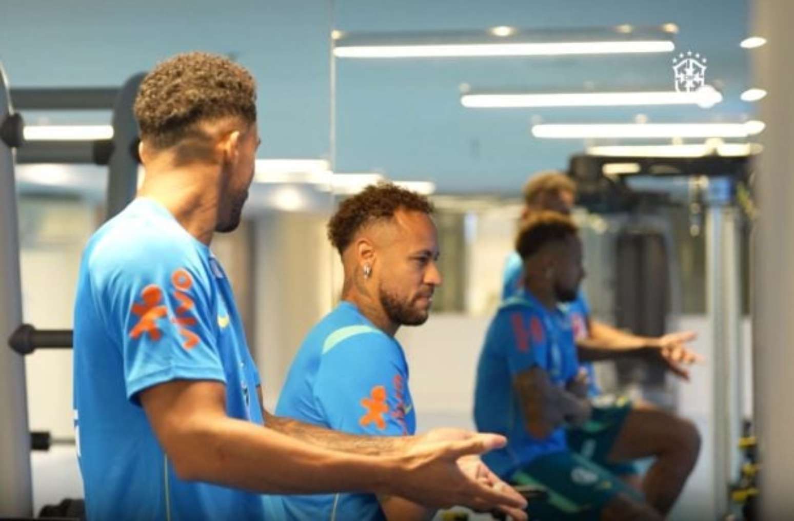 Preocupação com Neymar aumenta após jogador mancar em clínica