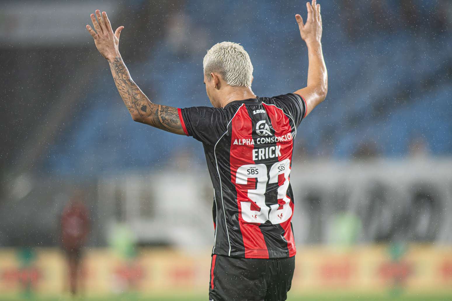 Erick vive grande fase e se torna destaque ofensivo do Vitória