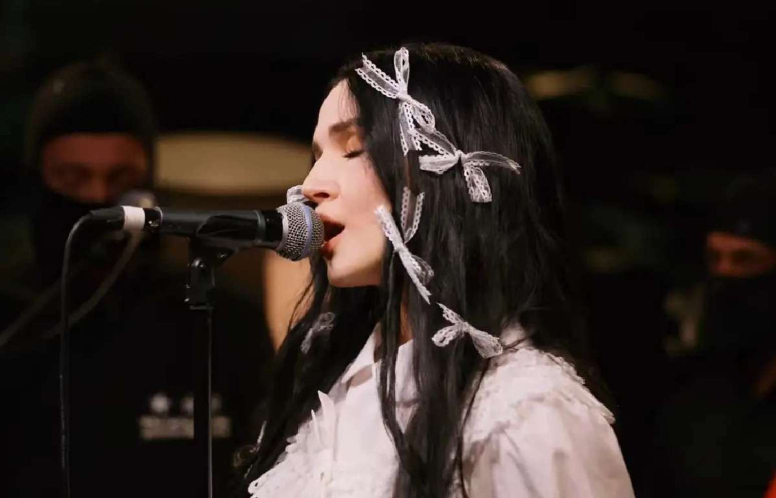 Poppy regrava "Hand in My Pocket", de Alanis Morissette, para trilha de ...