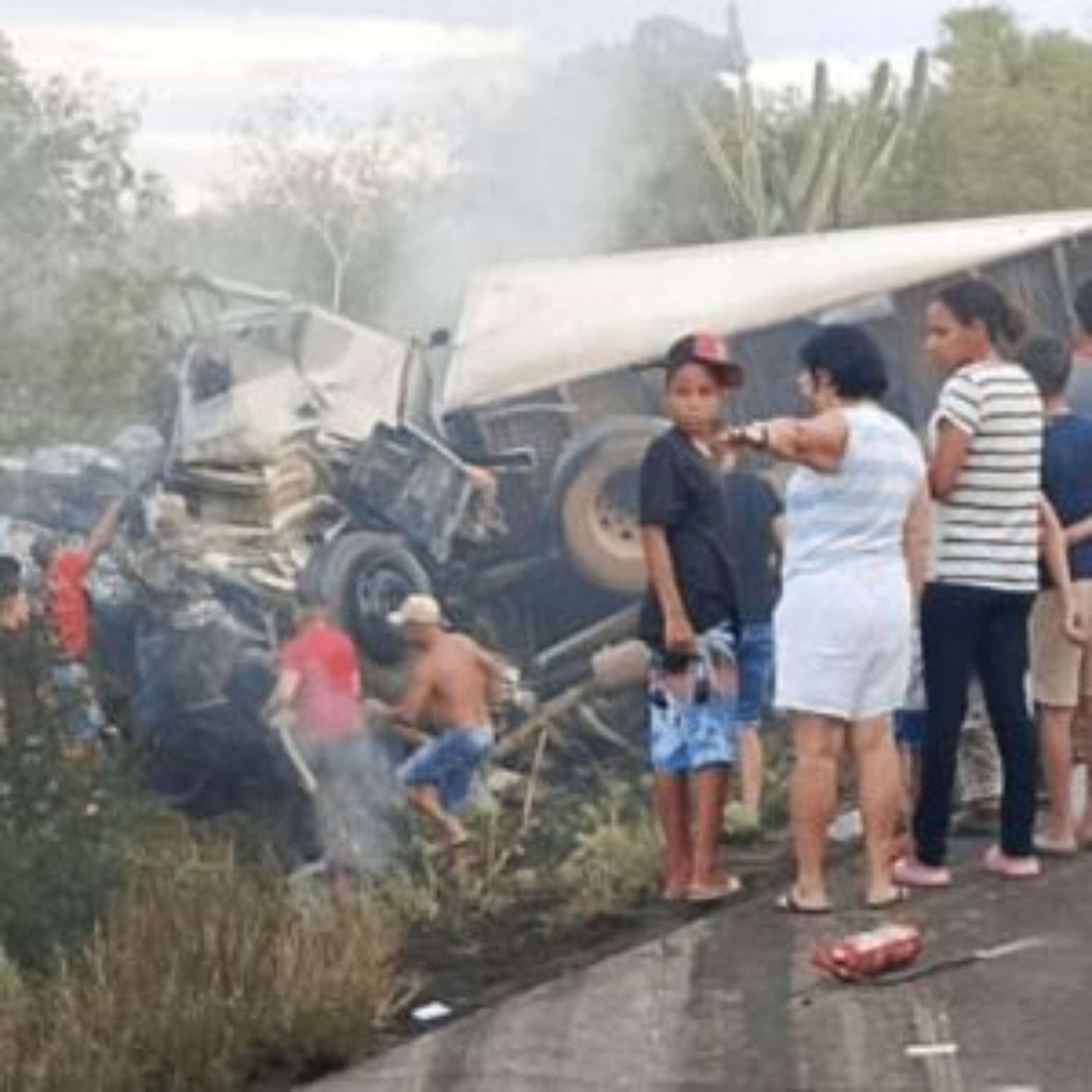 Acidente entre van e caminhão na BR-116 deixa 16 mortos da mesma ...