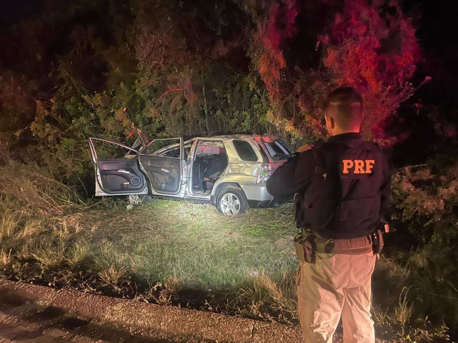 Passageira morre após carro sair da pista e colidir contra barranco na ...