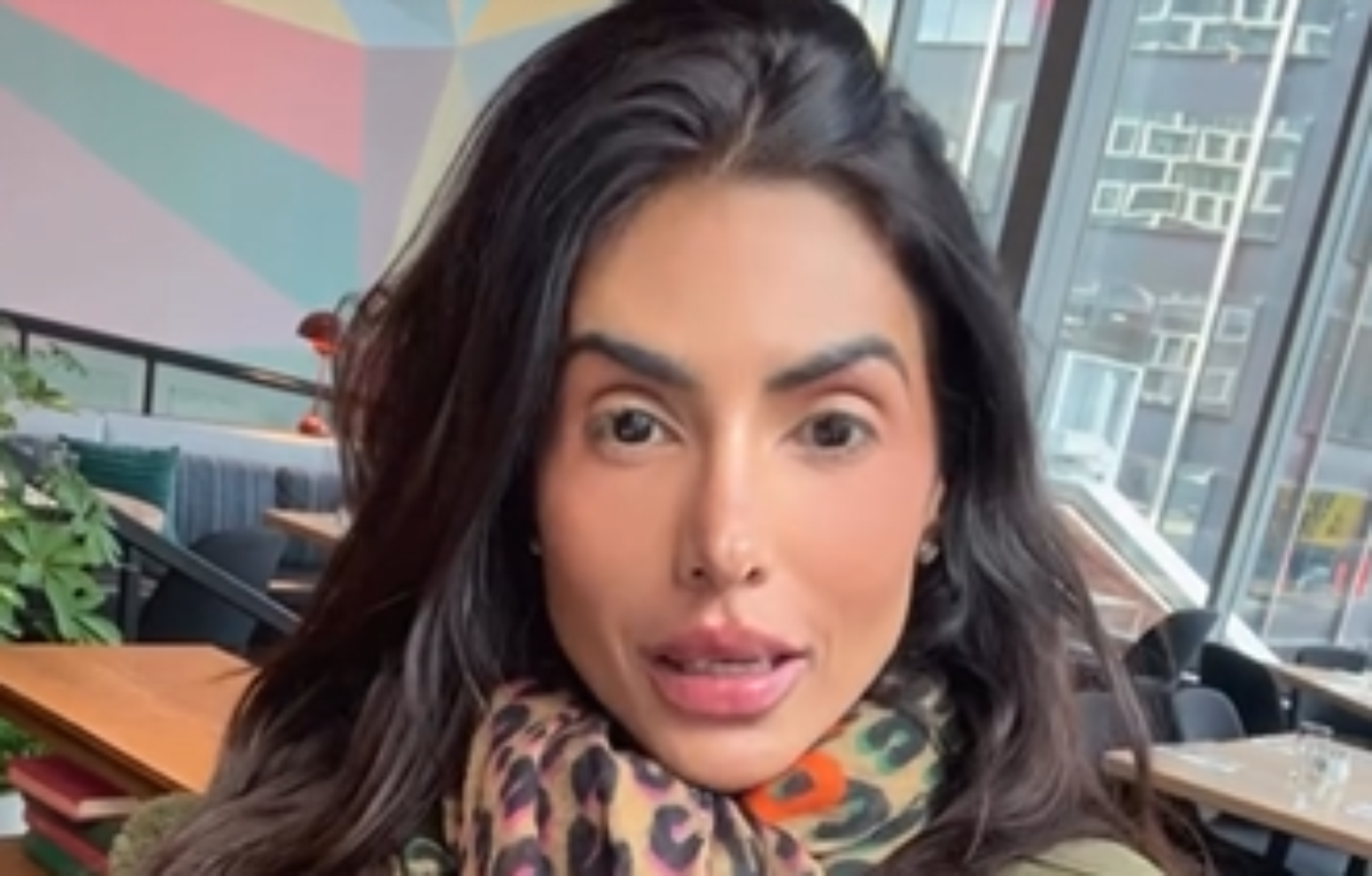 Apresentadora da TV Fama é expulsa de hotel após multa por fumar no ...