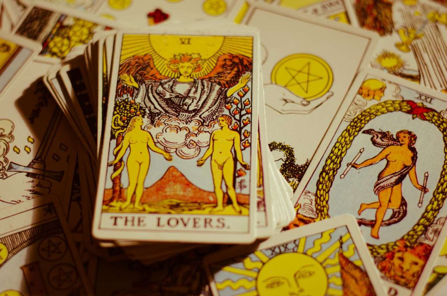 Tarô do amor: a carta dos Enamorados é um sinal de alma gêmea?