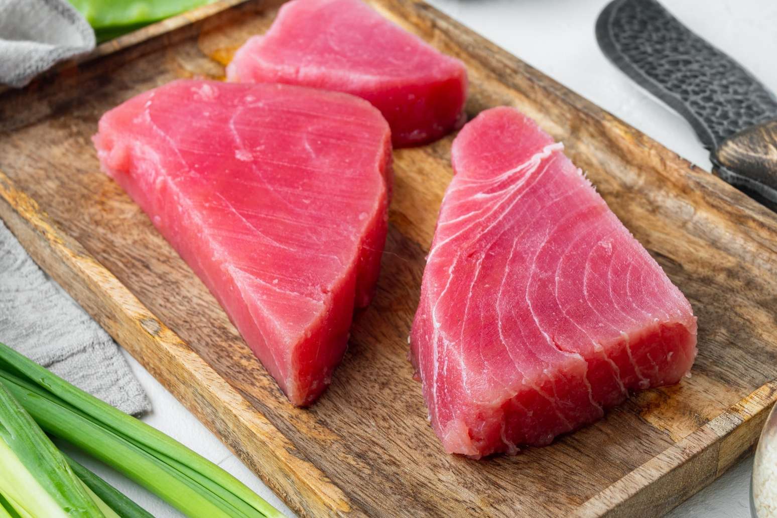 Cuidado ao comer atum: pouca gente sabe, mas existe uma reação comum ...