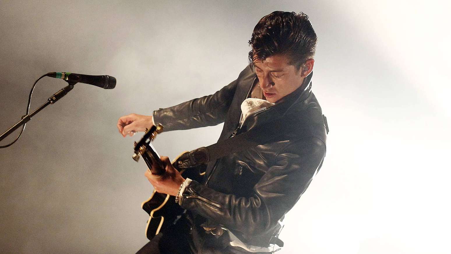 O amadurecimento musical do Arctic Monkeys em 'Suck It and See'