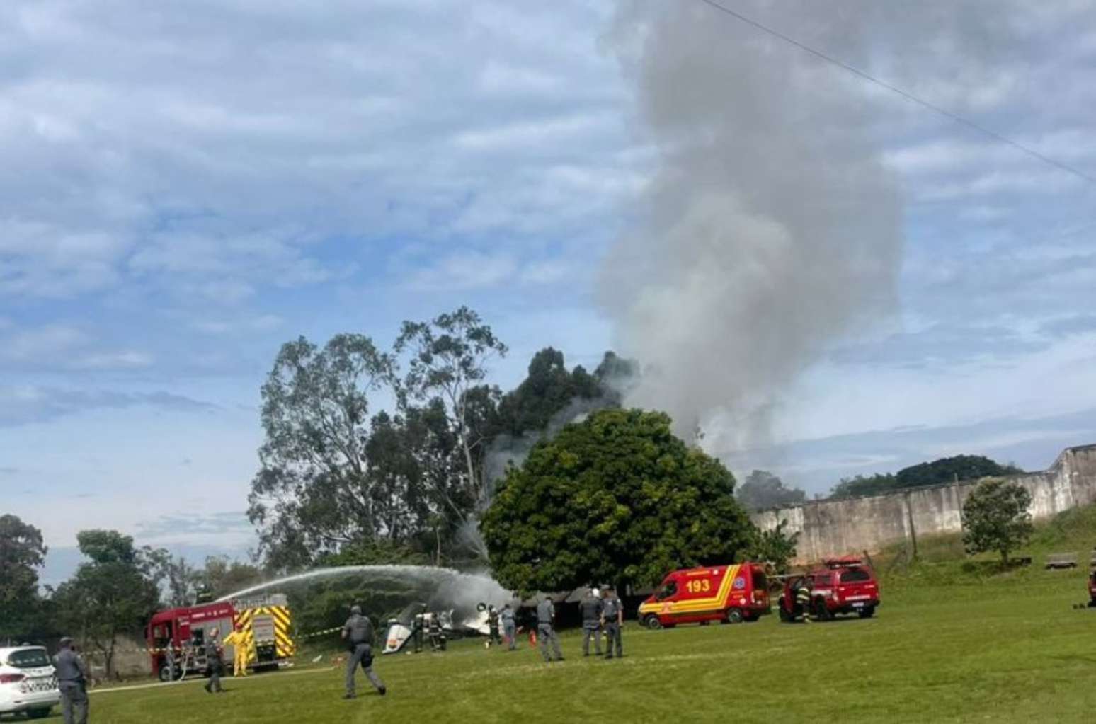 Avião de pequeno porte cai no interior de SP; duas pessoas morreram