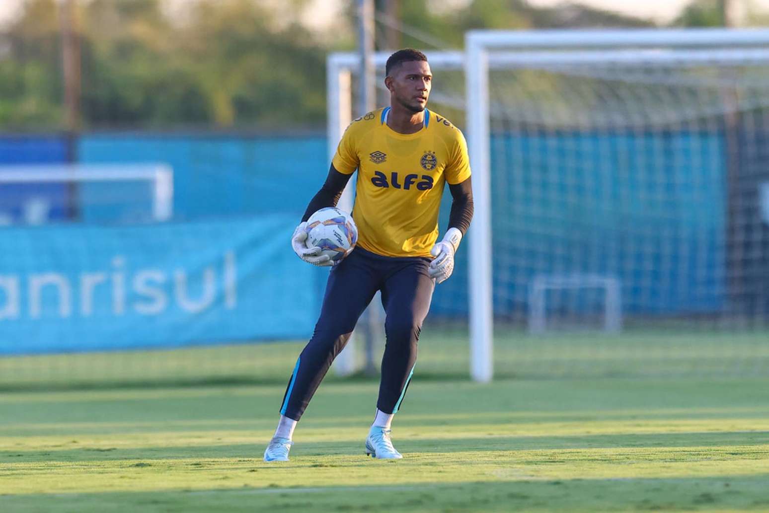 Adriel retorna ao Grêmio e deve ser negociado novamente