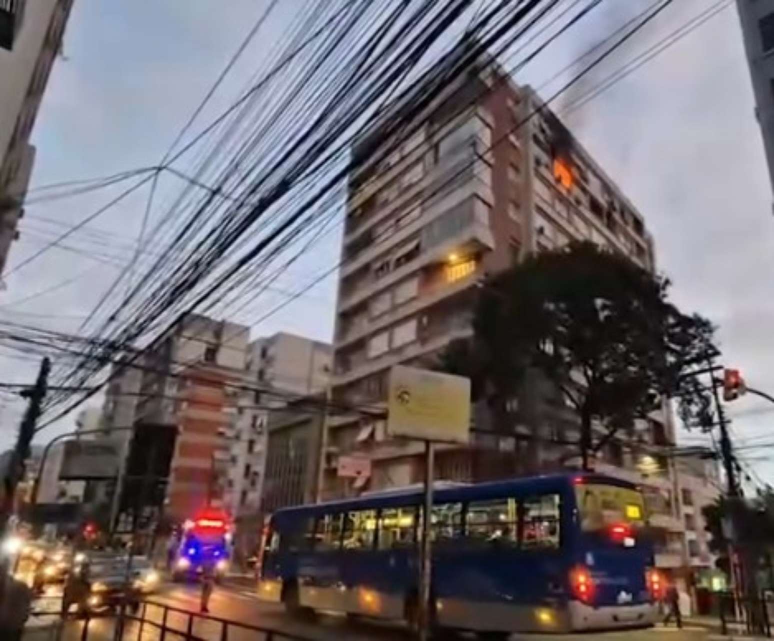 Apartamento pega fogo na Avenida Independência