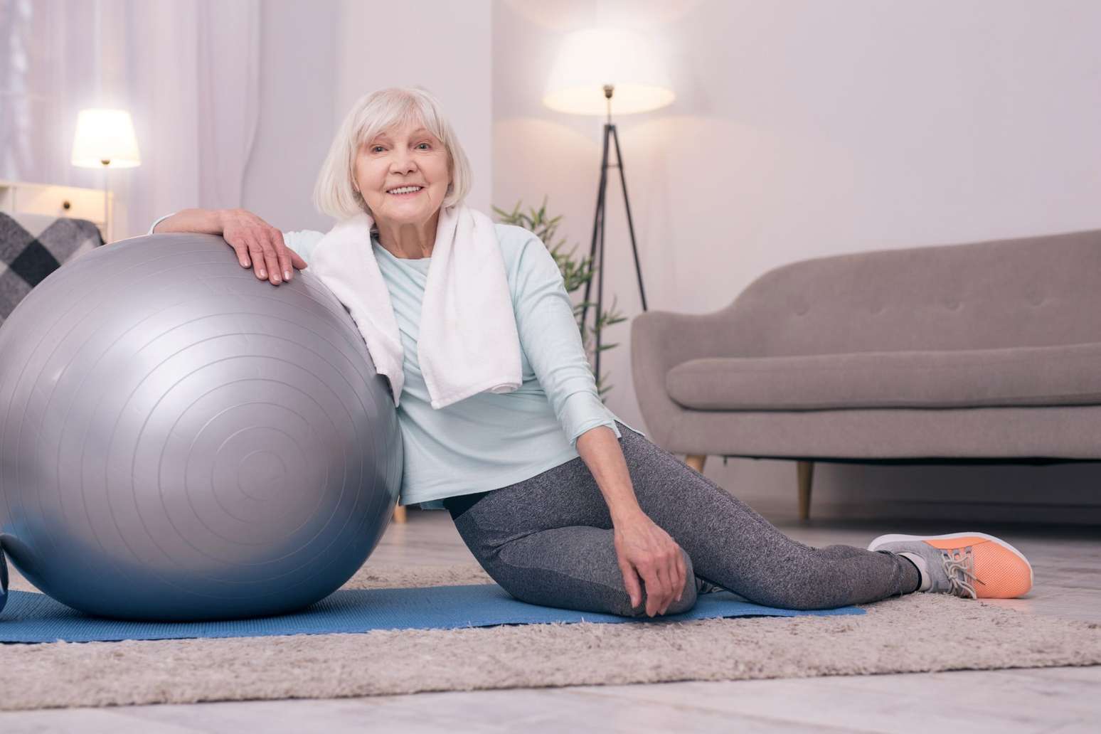 Sem pesos nem aparelhos: treino de pilates com toalha que fortalece os ...