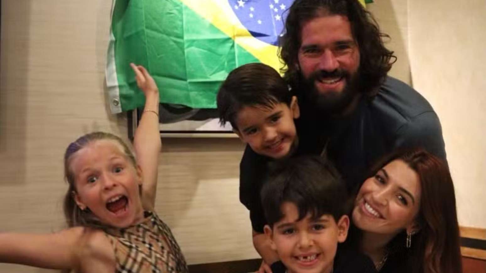 Alisson Becker, goleiro da Seleção, surge em momento raro com os três ...