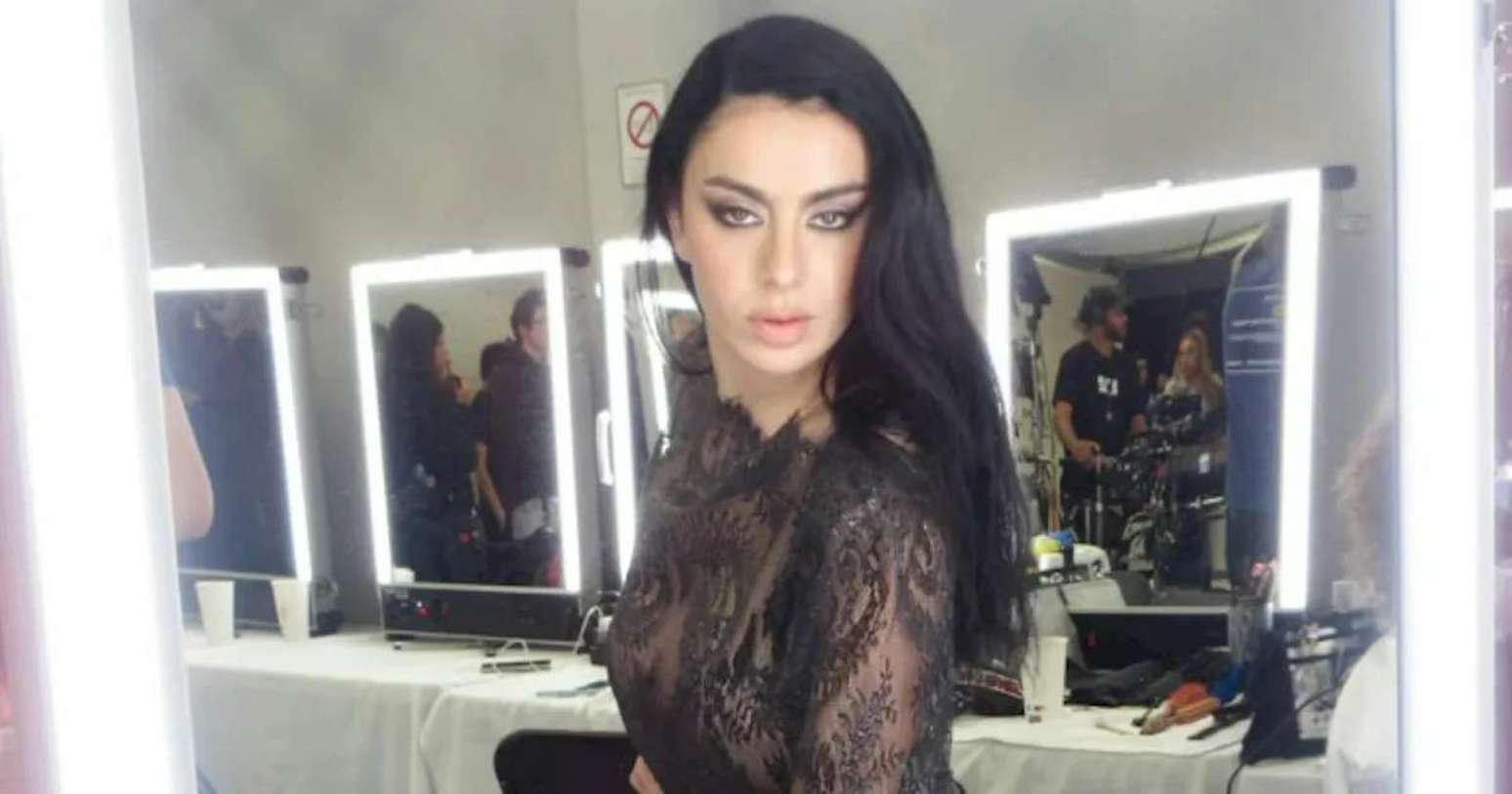 Charli XCX agita fãs com foto ousada: "Não sou mais uma garota má"