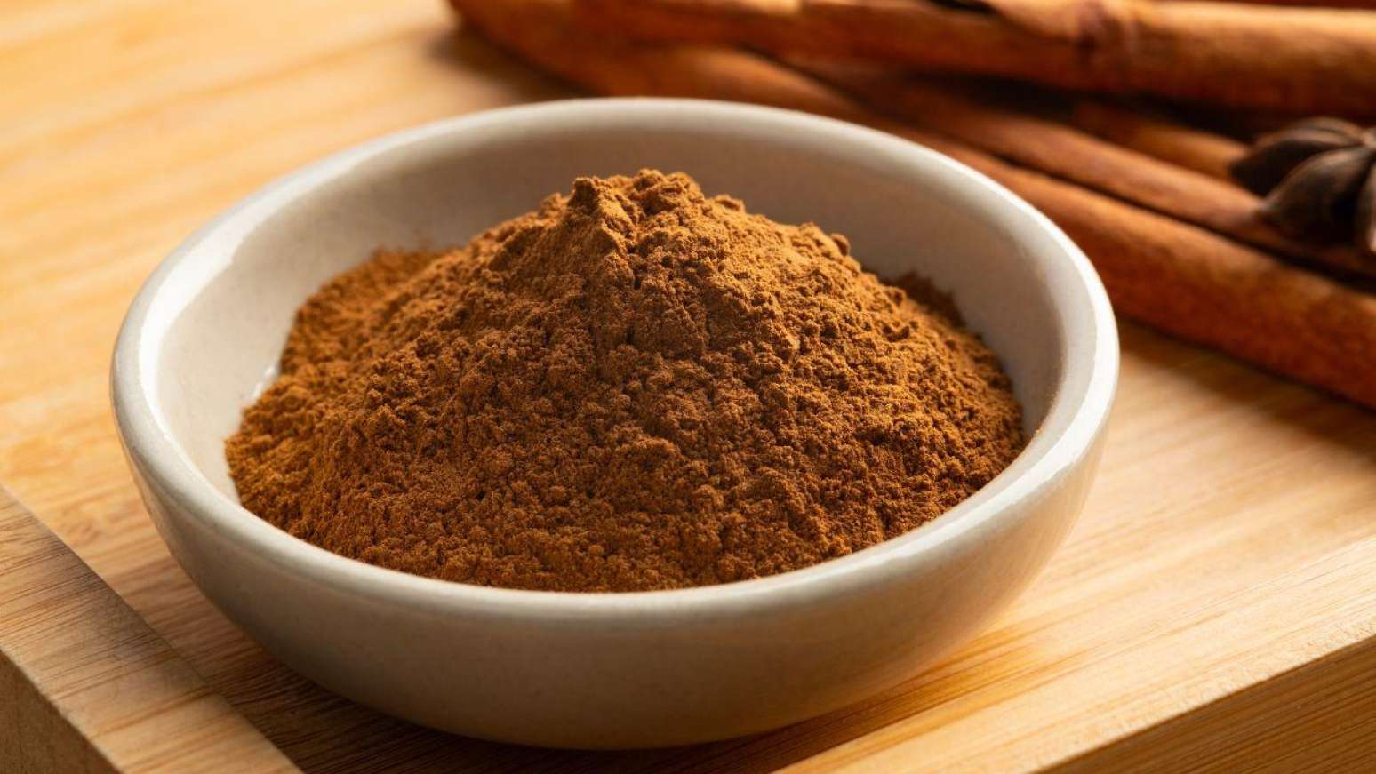 Como atrair prosperidade com 3 rituais simples de canela