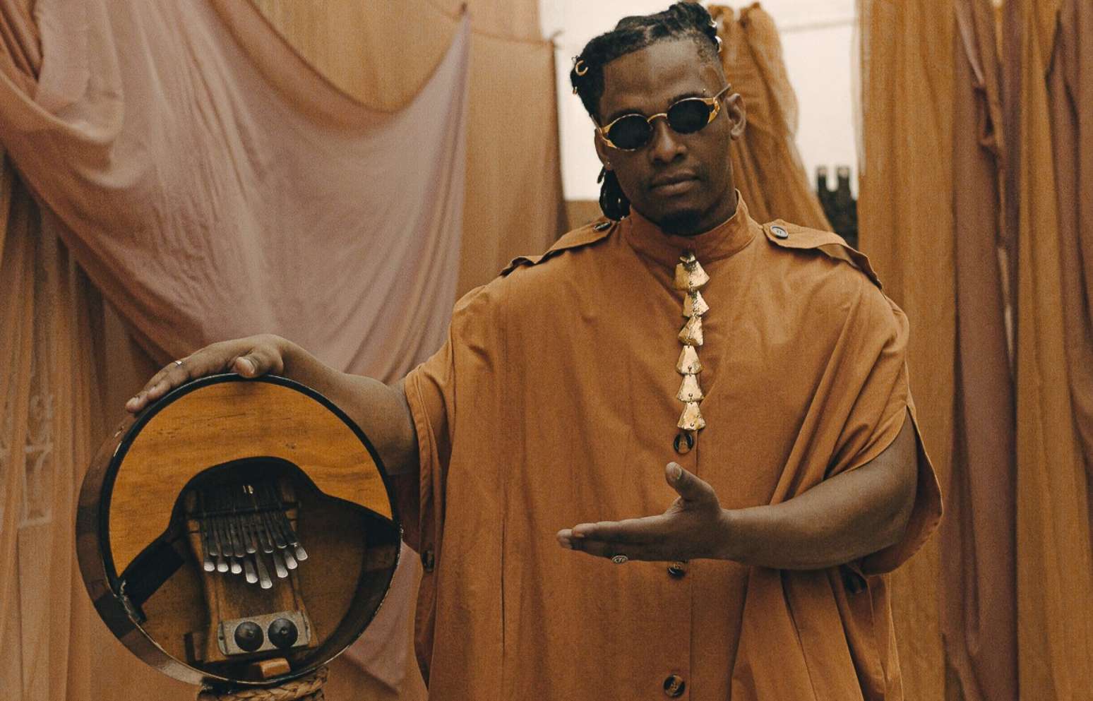 Artista moçambicano Otis Selimane lança álbum com mbira, instrumento ...