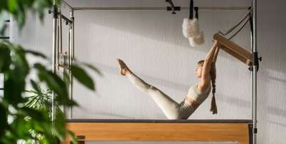 Pilates de parede funciona? Conheça 3 exercícios para testar em casa