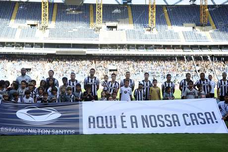 Botafogo reabre Engenhão com goleada e festa a Nilton Santos