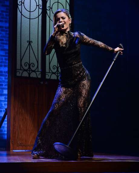 Sensual: Sandy aposta em look preto transparente em show