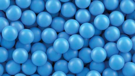 Treine seu cérebro: descubra o número de bolas azuis na caixa