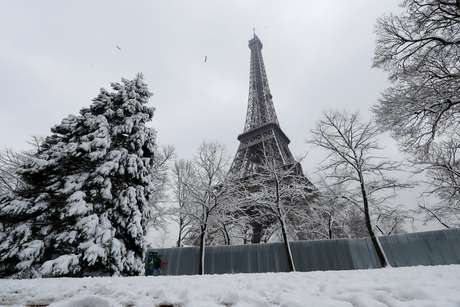 Neve cobre Paris e norte da França e interrompe transportes