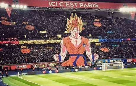 Torcida do PSG faz mosaico gigante com Goku de Dragon Ball