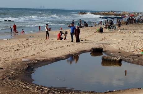 Blecautes e calor forçam moradores de Gaza a frequentar praias poluídas