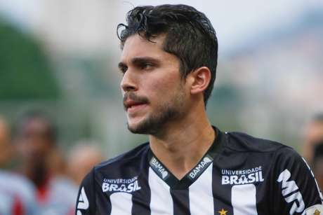 "Lá teve pênalti não marcado", dispara zagueiro Igor Rabello