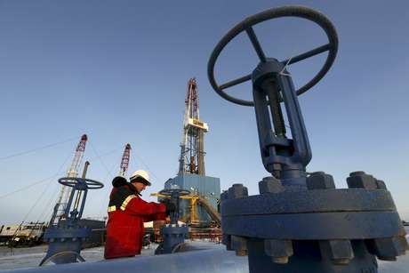 Rússia elevará embarques de petróleo em abril enquanto luta com ...