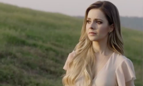 Sandy lança EP '10:39' com look que valoriza silhueta