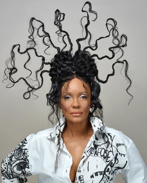 Isabel Fillardis expõe racismo na TV e exalta ícones negros em show