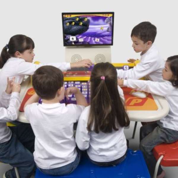 Mesas educacionais usam tecnologia de ponta para alfabetização