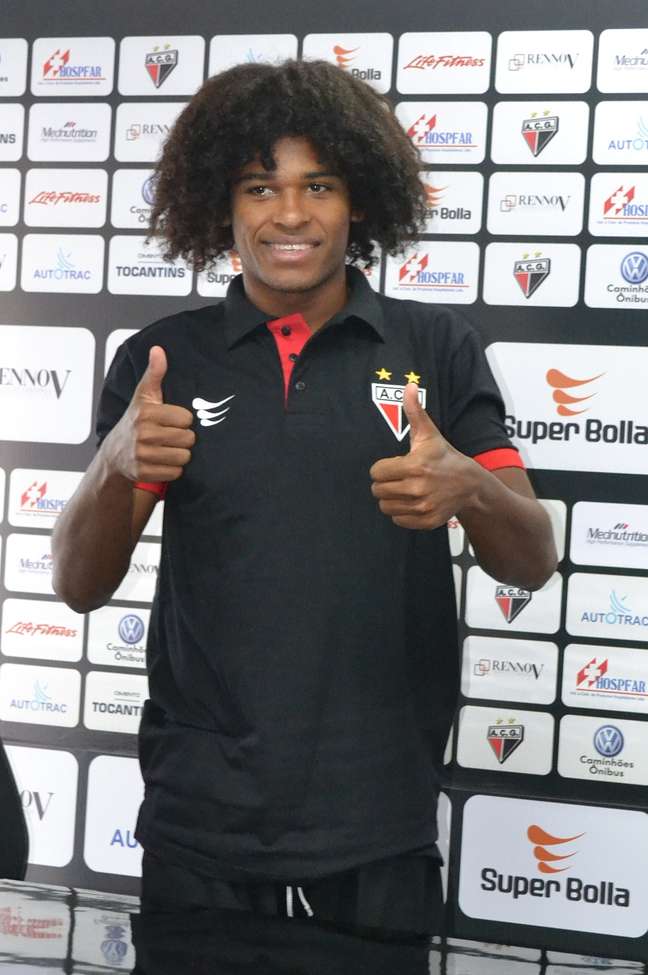 Emprestado pelo Vasco, William Barbio é apresentado no Atlético-GO