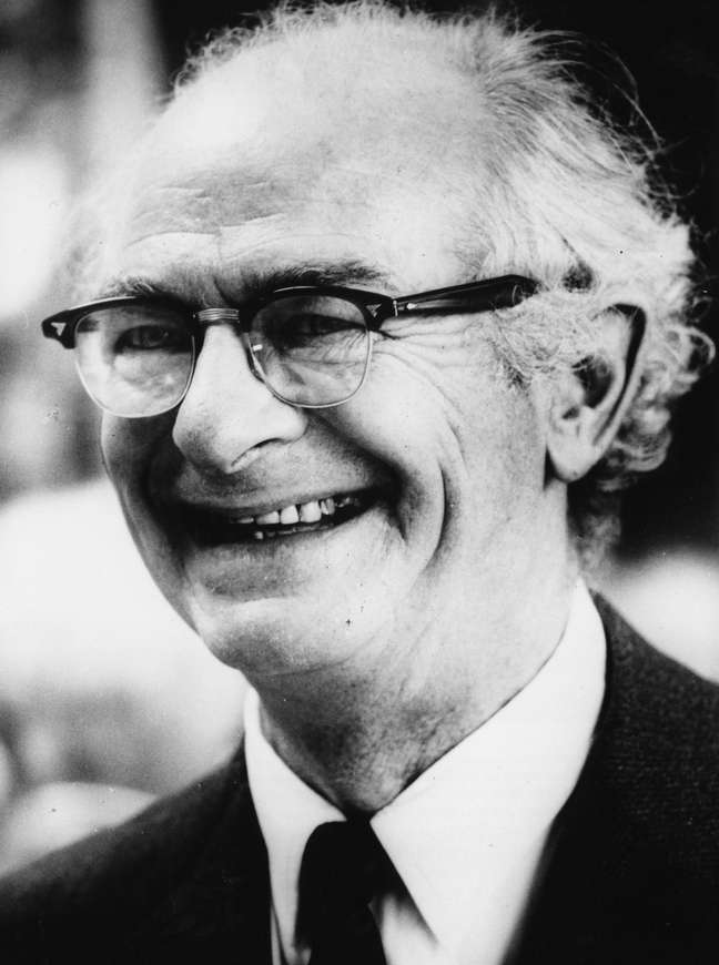 Há 60 anos, "semideus" Linus Pauling cometia sua maior falha