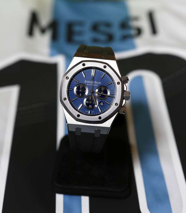 Relógio desenhado com ajuda de Messi é leiolado por R$ 171 mil