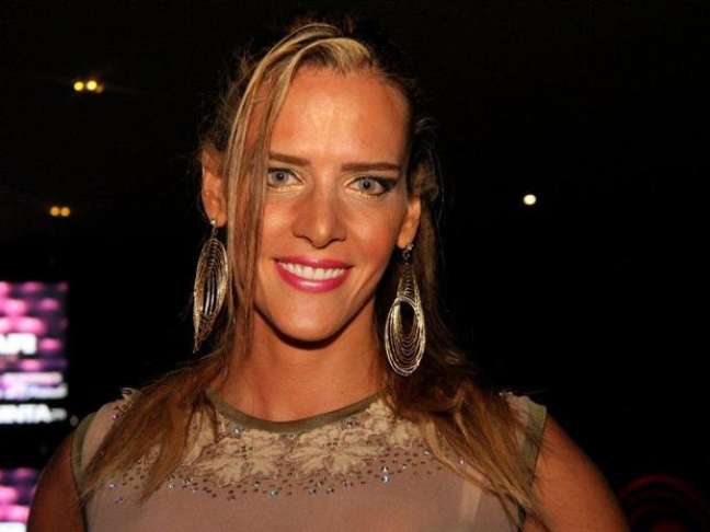 Jornal: Furacão da CPI, Denise Rocha é filmada transando à beira da piscina