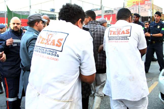 Bandidos Assaltam Mercado E Fazem Reféns Na Grande Sp