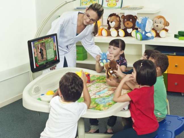 Mesas educacionais usam tecnologia de ponta para alfabetização