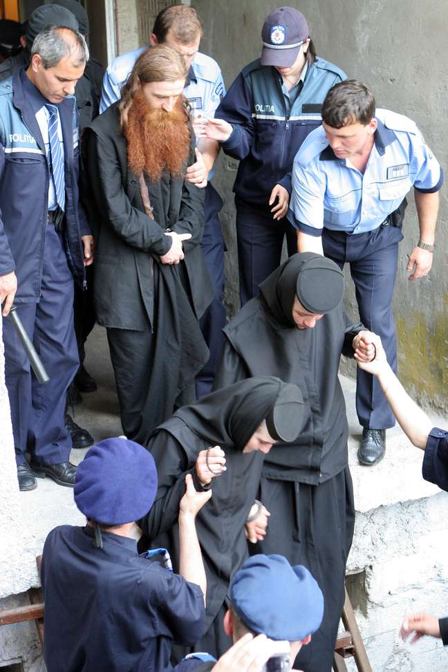 Padre romeno que matou freira em exorcismo vive em floresta