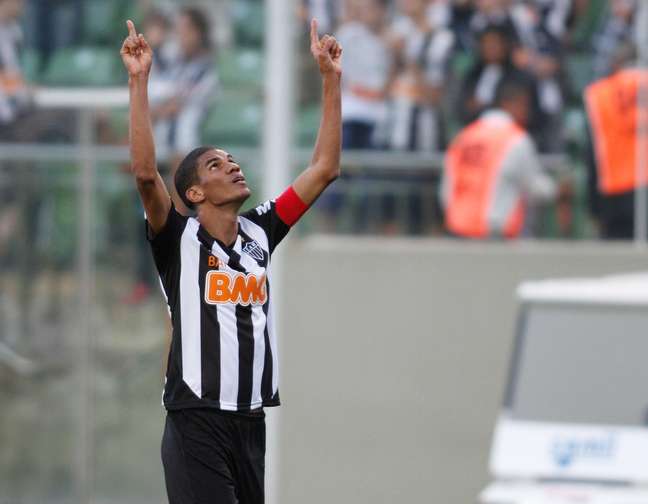 Renovado aos 35, Léo Silva quer "seguir entre os melhores"