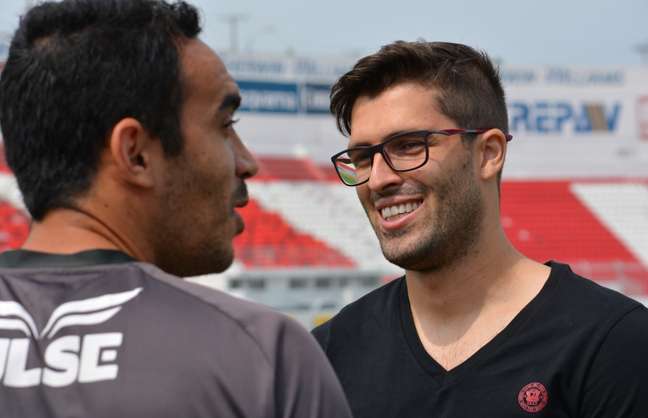 Afastado, Sacoman vai ao treino e recebe apoio do elenco