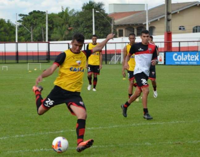 Yago supera críticas e se firma no ataque do Atlético-GO