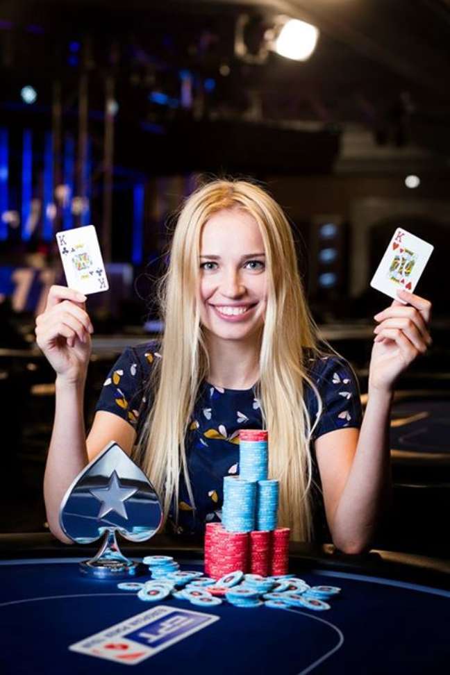 Ucraniana sai da internet para "calar bocas" no pôquer