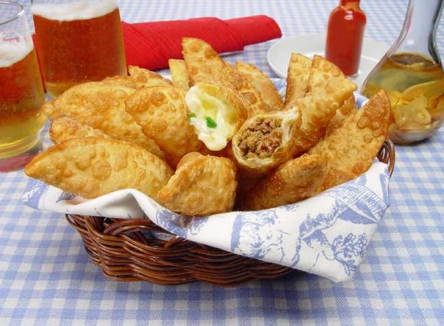 5 receitas de pastéis para comer com esses 2 vinagretes