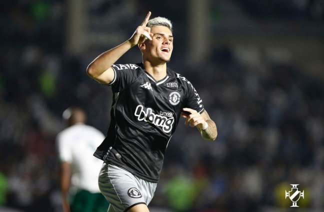 Após vitória, Gabriel Pec festeja gol com passe de seu ídolo Nene e ...
